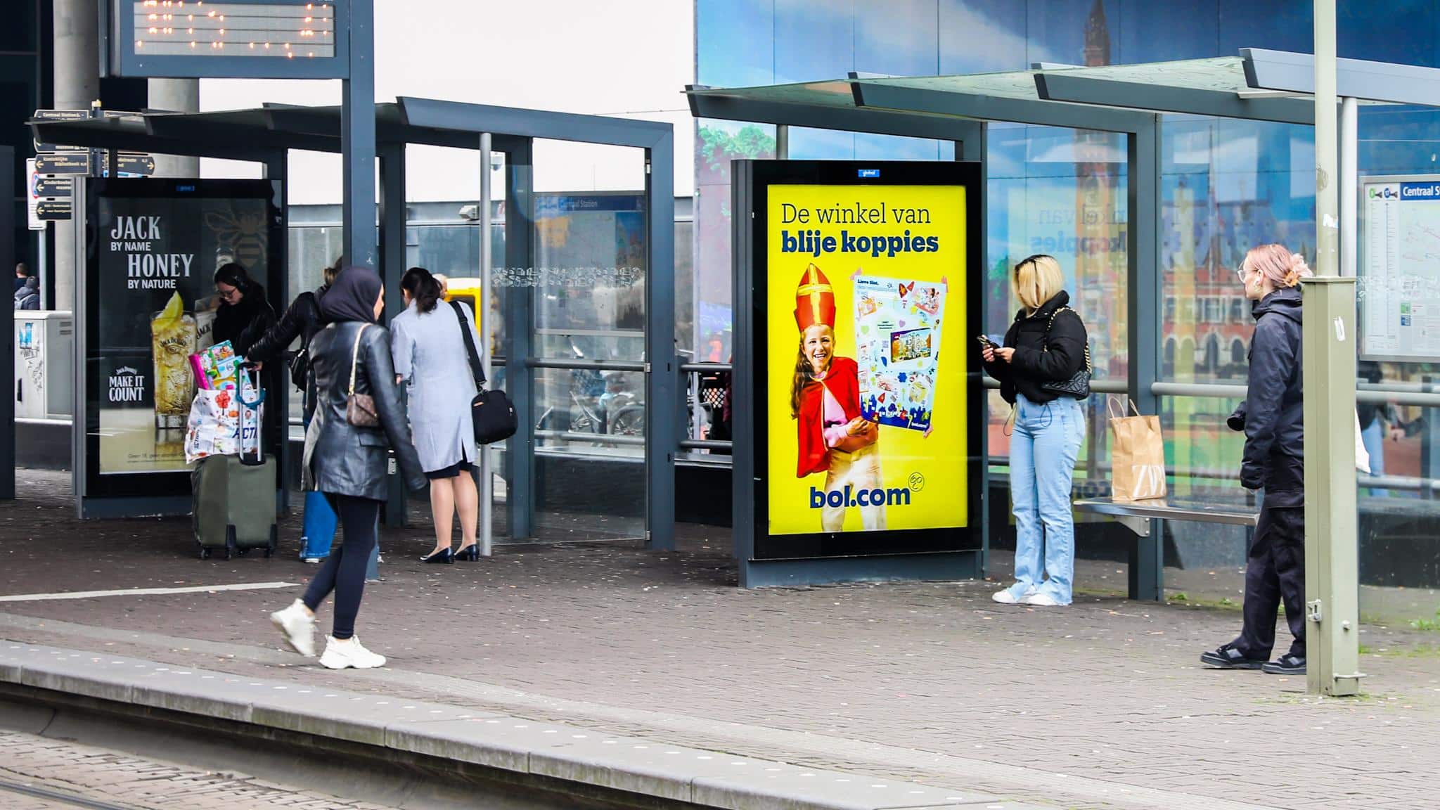 (2/3) Verhoog de overweging met (D)OOH, zet jouw merk op het ...